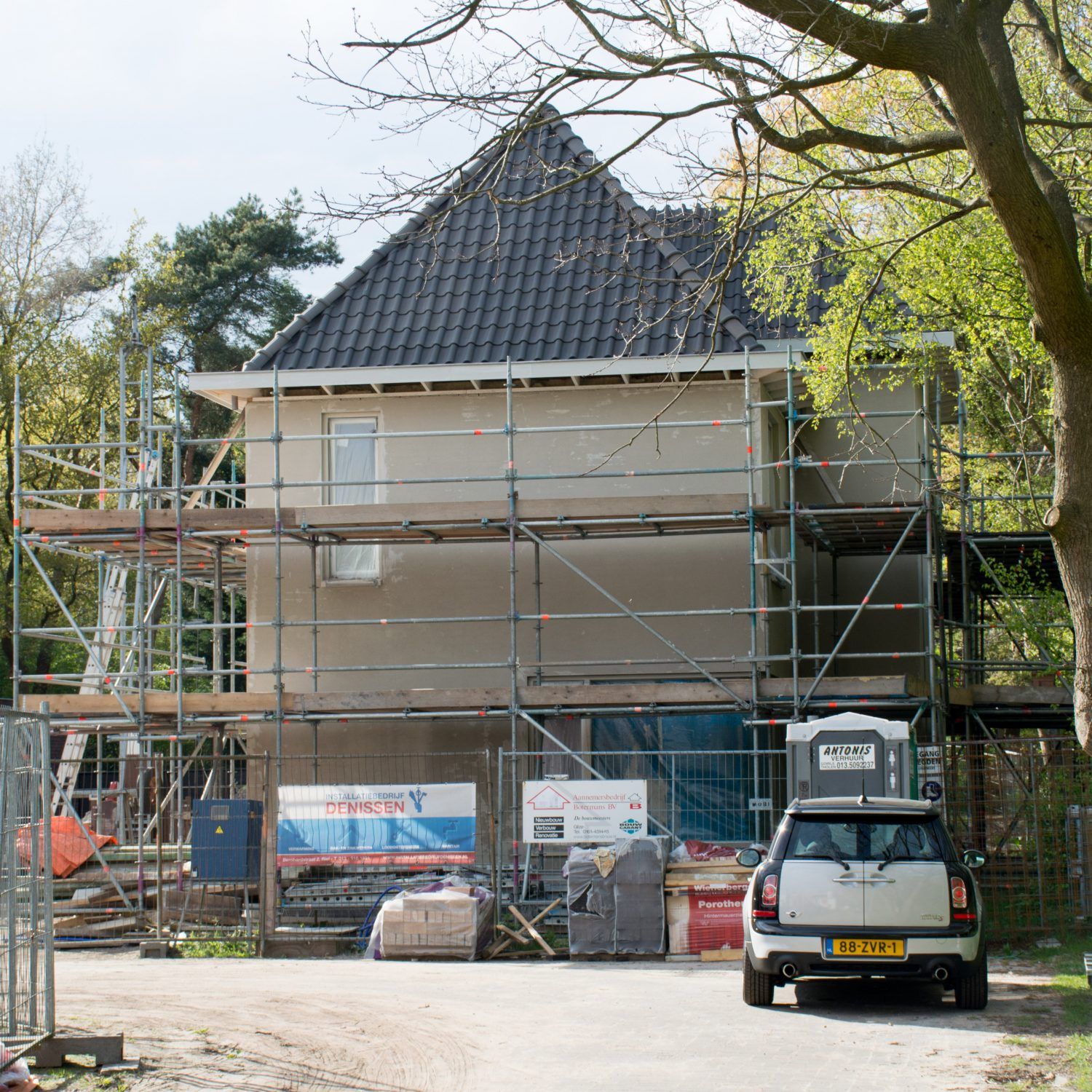 De afbouwfase van de vrijstaande woning Daalakkerbos 5 in Bavel is ...
